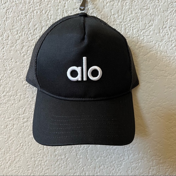 ALO Yoga | Accessories | Nwt Alo Yoga Black Hat District Trucker Hat ...
